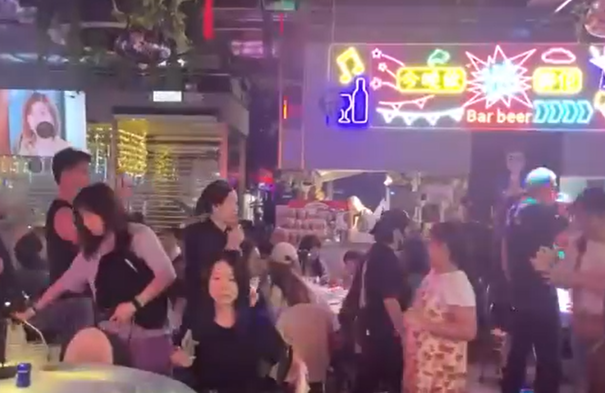 朱敏記大排檔夜晚變迷幻Disco 爆乳老闆娘超玩得邀黃建東一齊著deep V | am730